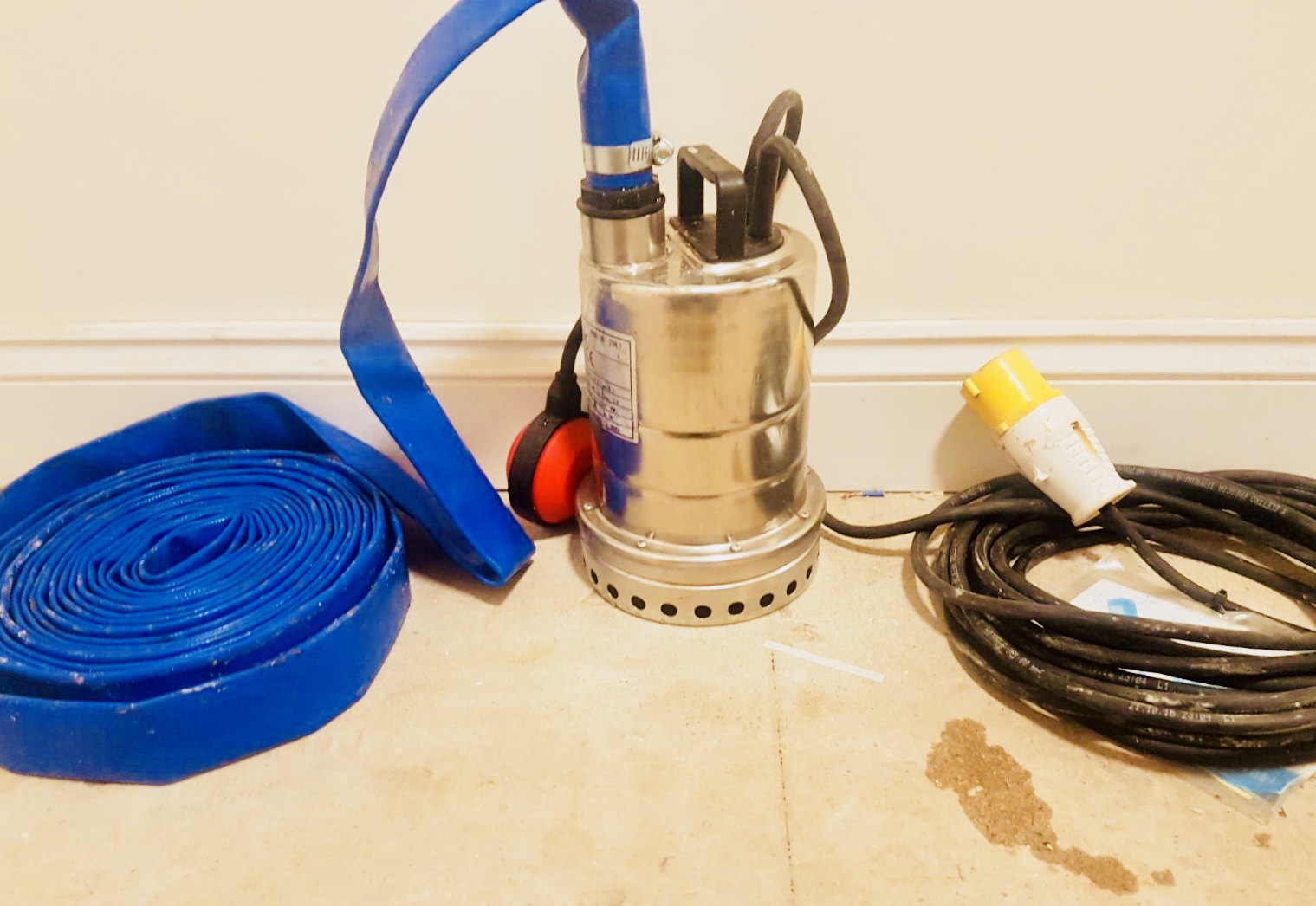 Electric 110v Submersible water pump - Whitby Tool Hire